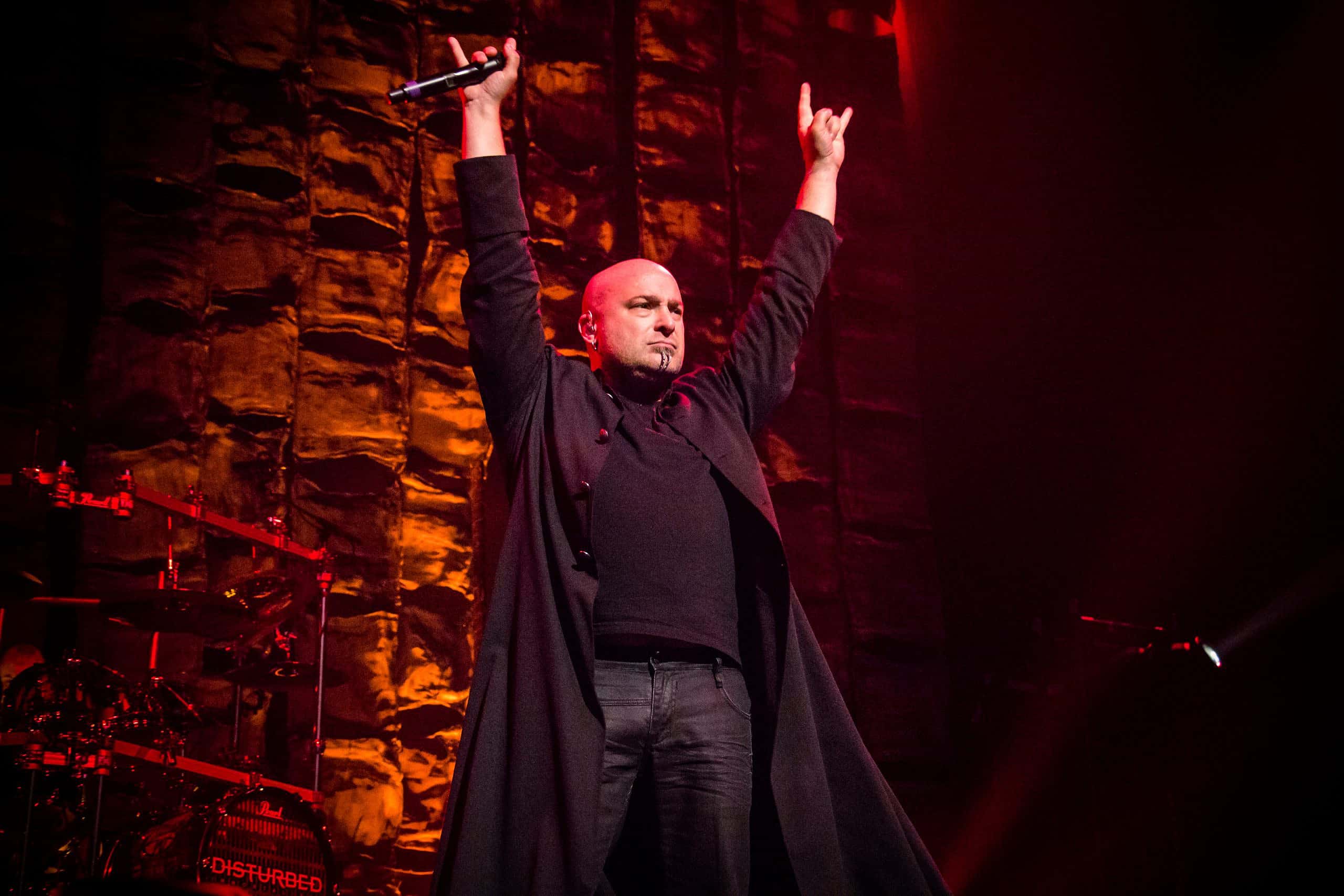 Jewish heavy-metal band frontman halts concert to comfort crying girl ...