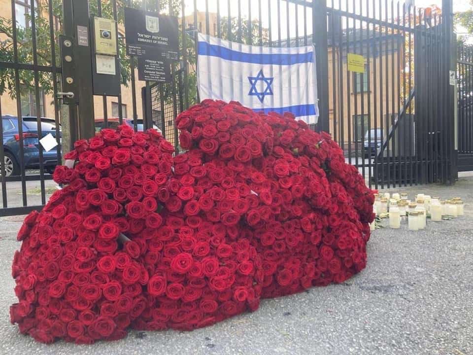 900 roses gifted to Israeli embassy in Sweden - JNS.org