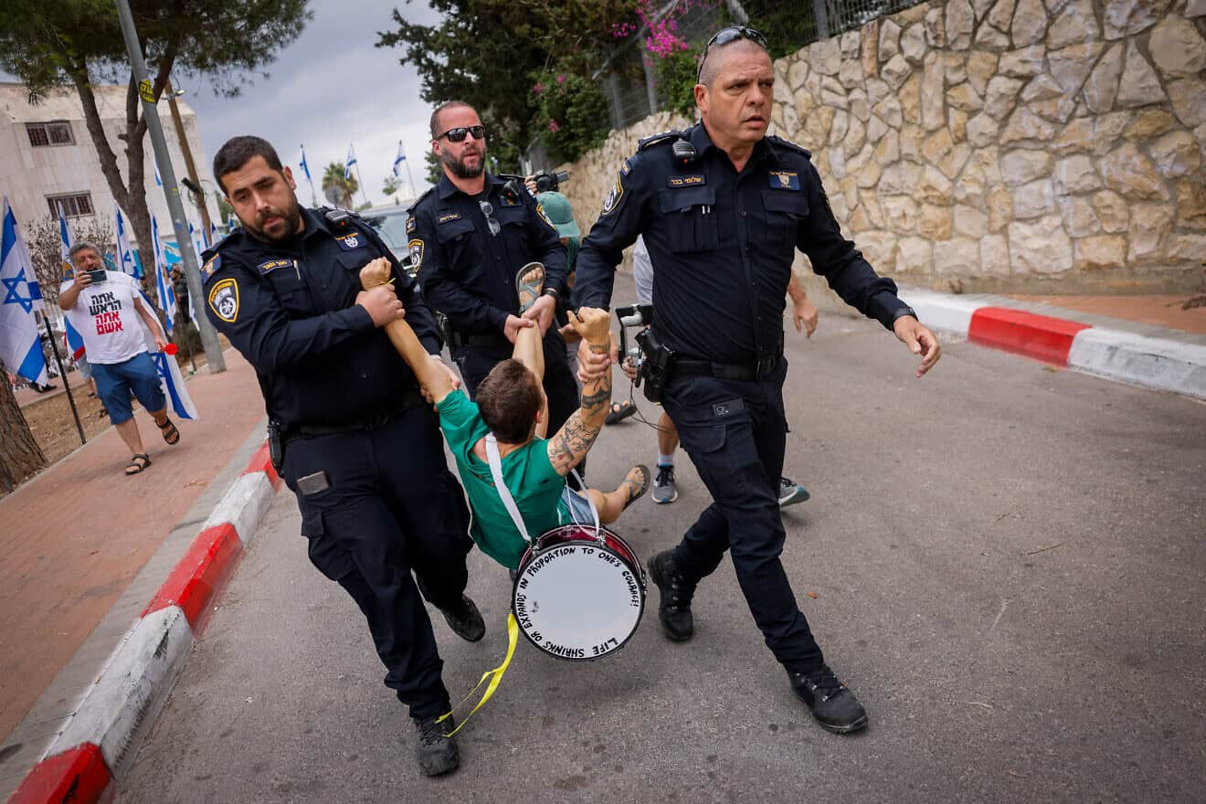 Hostage protesters harass education minister during school visit - JNS.org