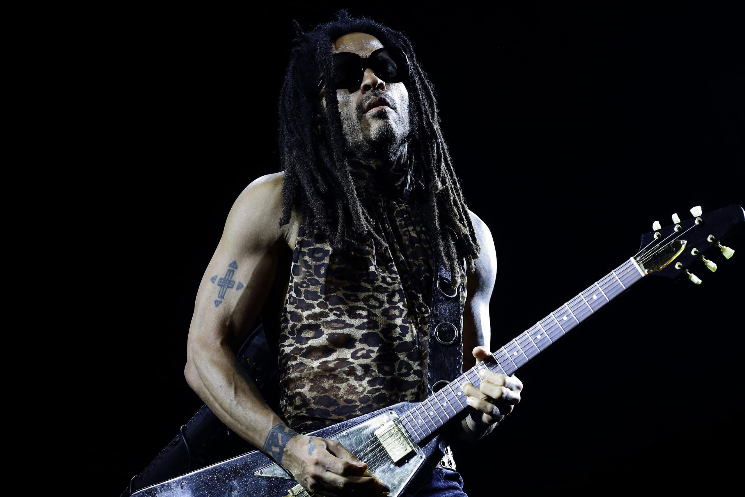 Rock icon Lenny Kravitz marks Yom Kippur with chai necklace - JNS.org