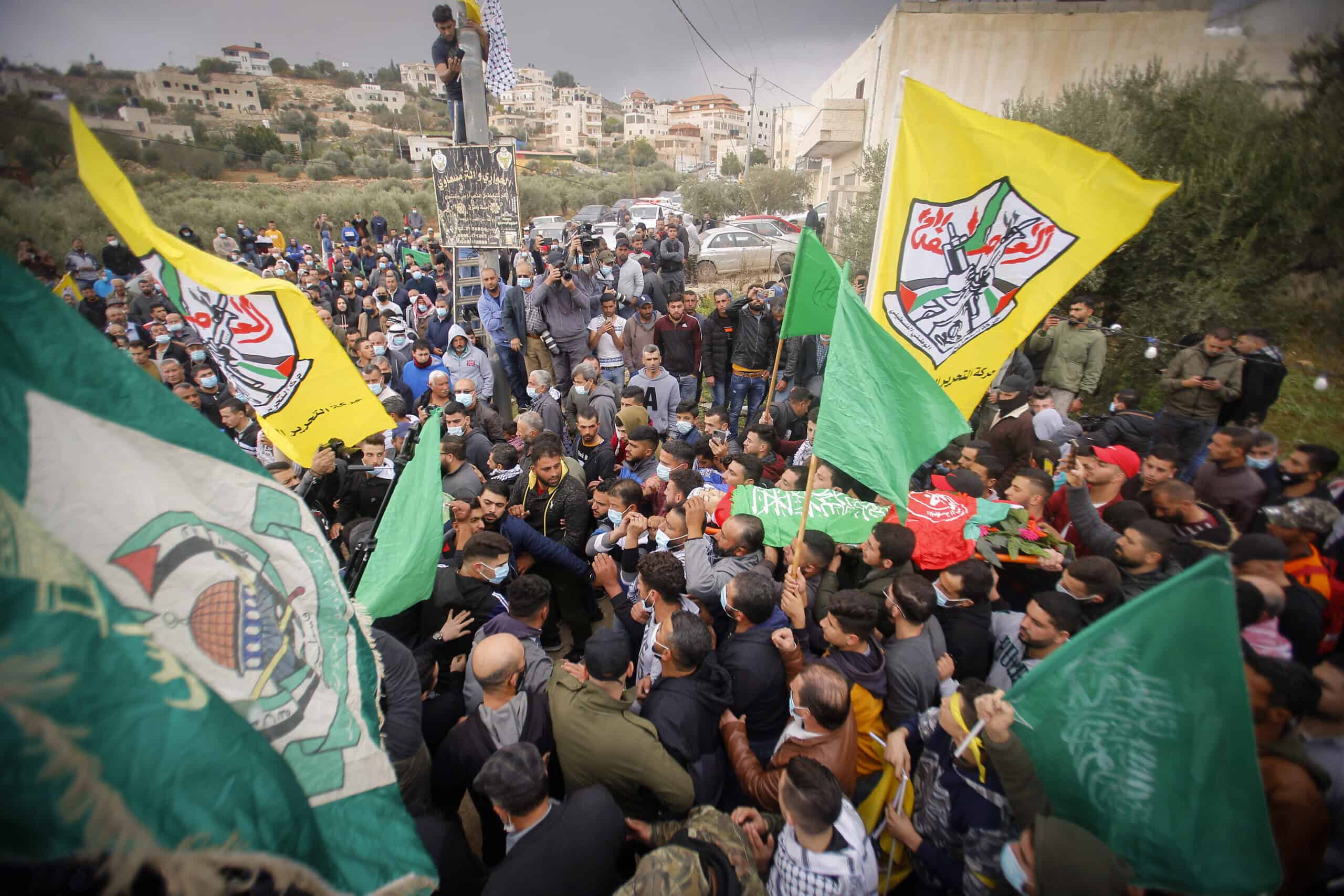IDF soldiers raise Israeli flags in hostile Samaria village - JNS.org
