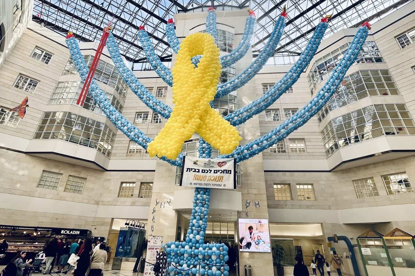Huge ‘chanukiyah’ with 25,000 balloons at Israeli hospital - JNS.org