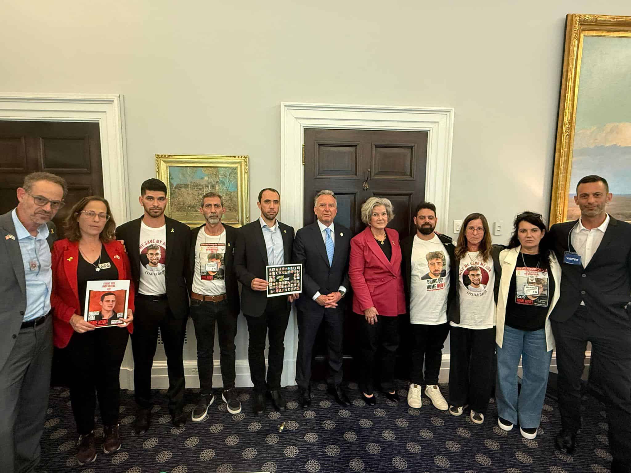 Trump officials host hostage families at White House - JNS.org