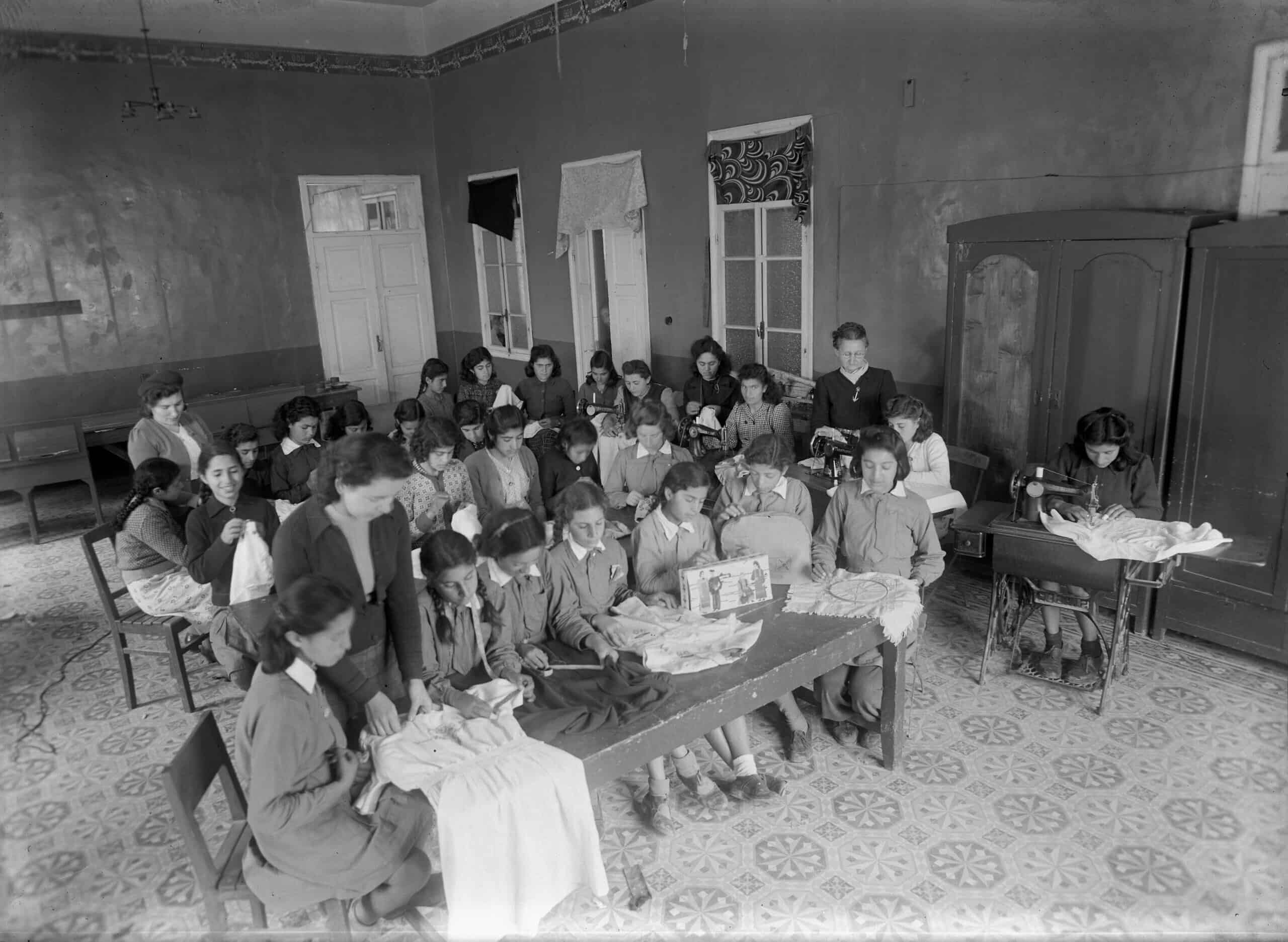What the Israeli classroom looked like before the age of screens - JNS.org