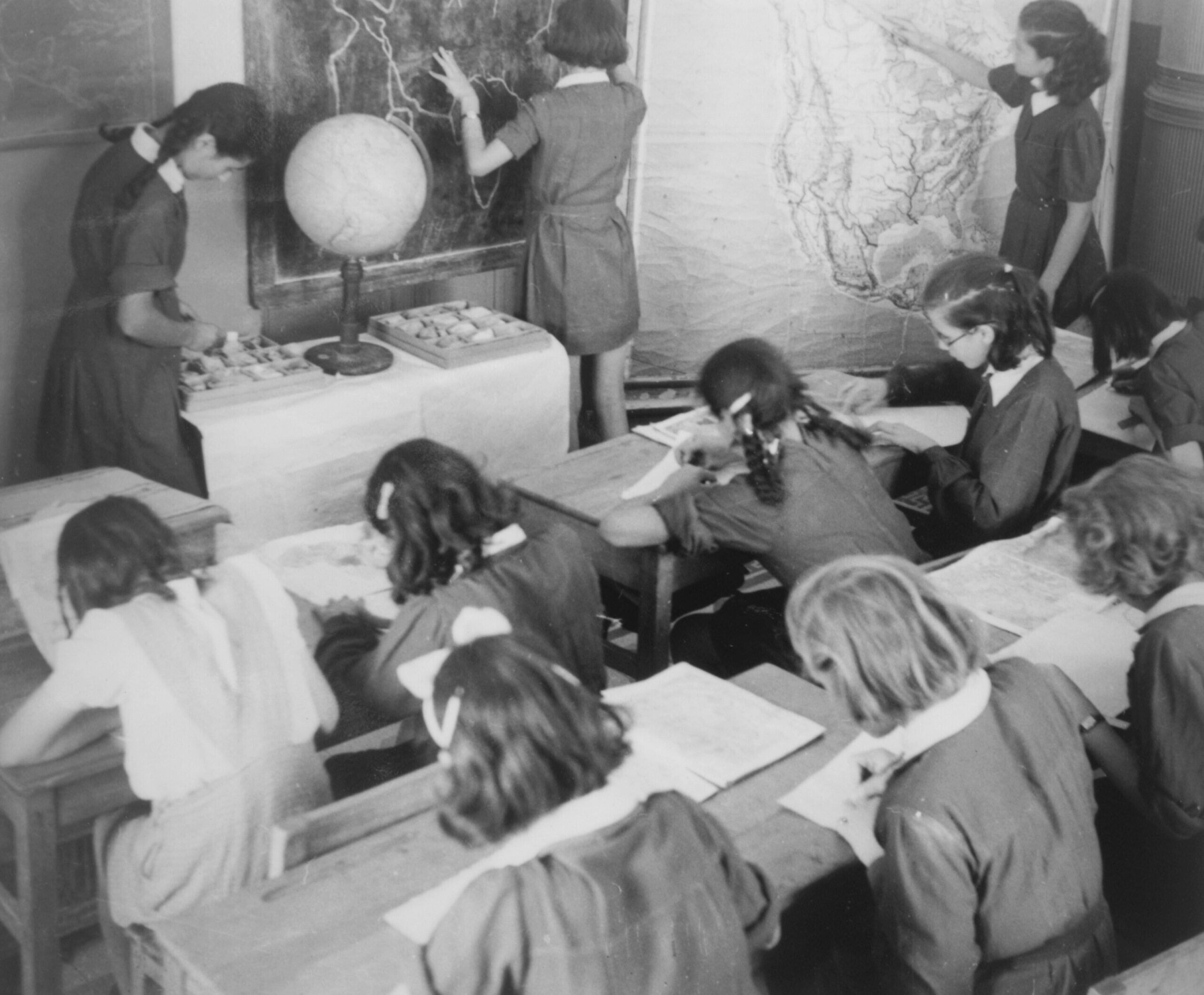 What the Israeli classroom looked like before the age of screens - JNS.org