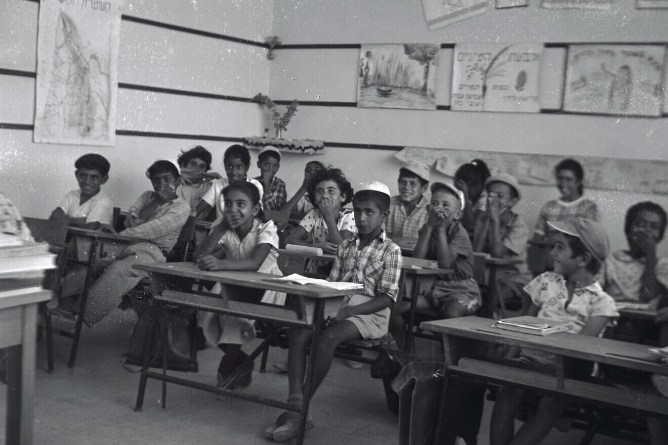 What the Israeli classroom looked like before the age of screens - JNS.org