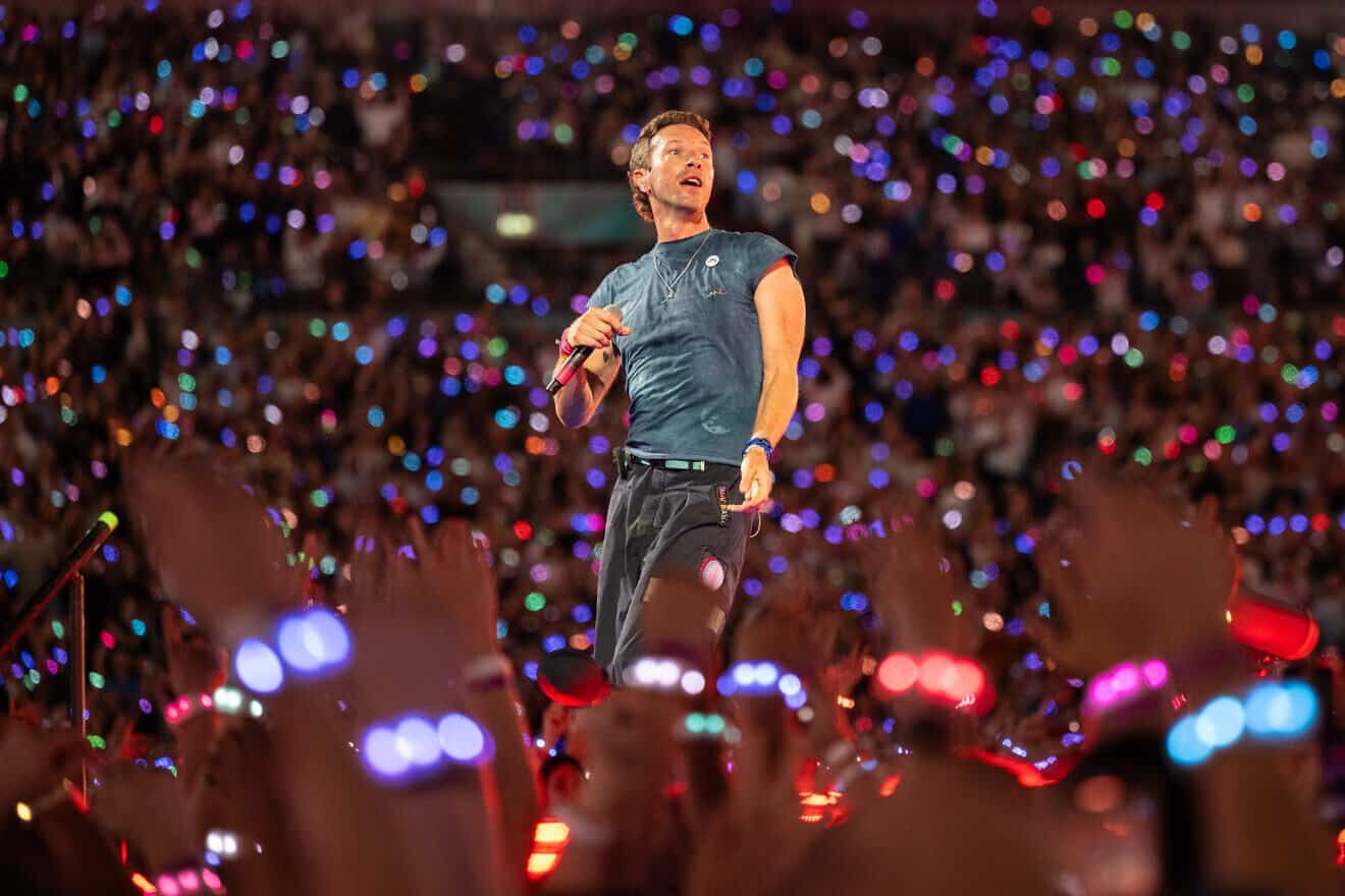 Coldplay singer invites Israeli fans onstage – then welcomes 'people ...