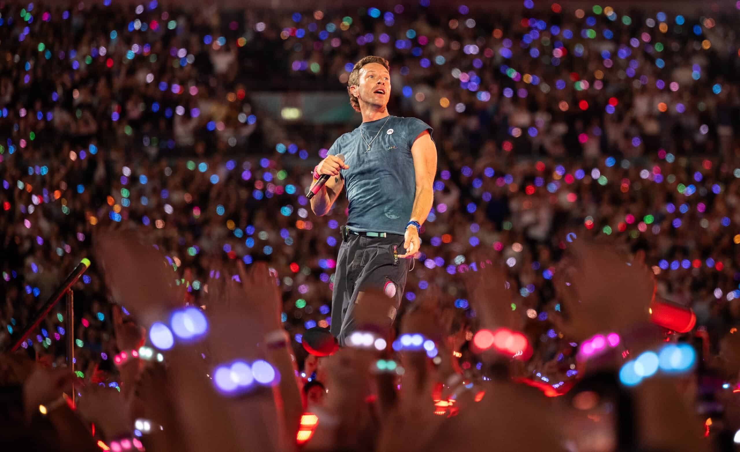 Coldplay singer invites Israeli fans onstage – then welcomes 'people ...