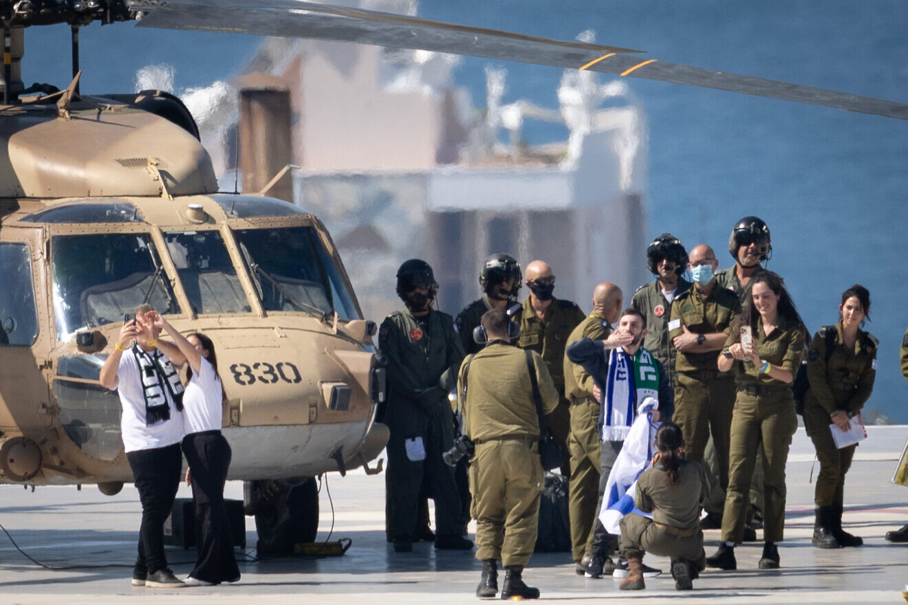 Freed hostage fulfills mother’s promise to pray at rabbi’s tomb | JNS ...