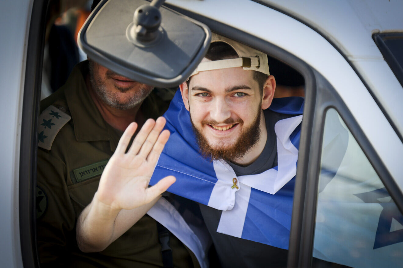 Ex-hostage to lead mass ‘tefillin’-laying event in Tel Aviv - JNS.org