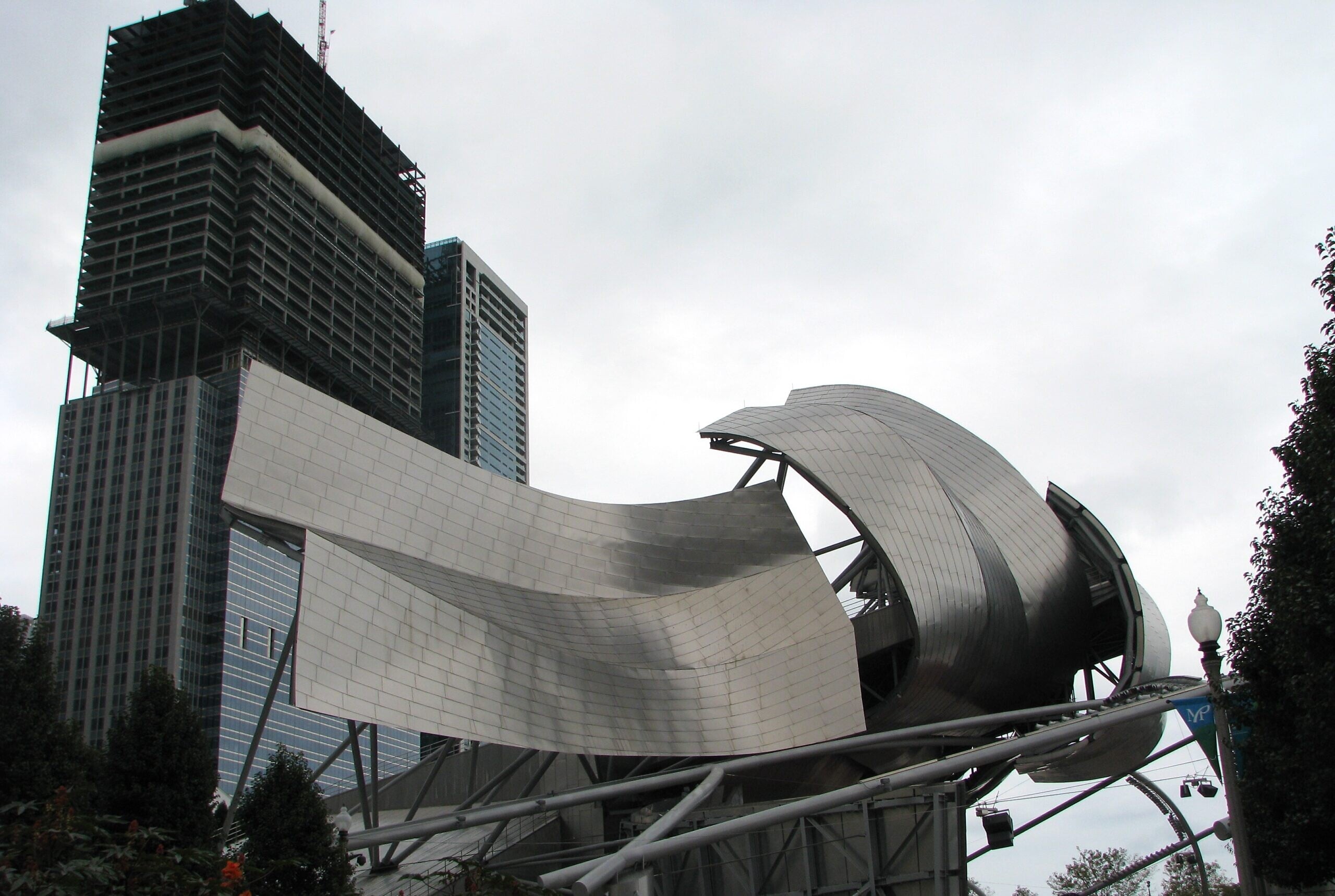 Frank Gehry, starchitect inspired by carp swimming in his grandmother’s ...