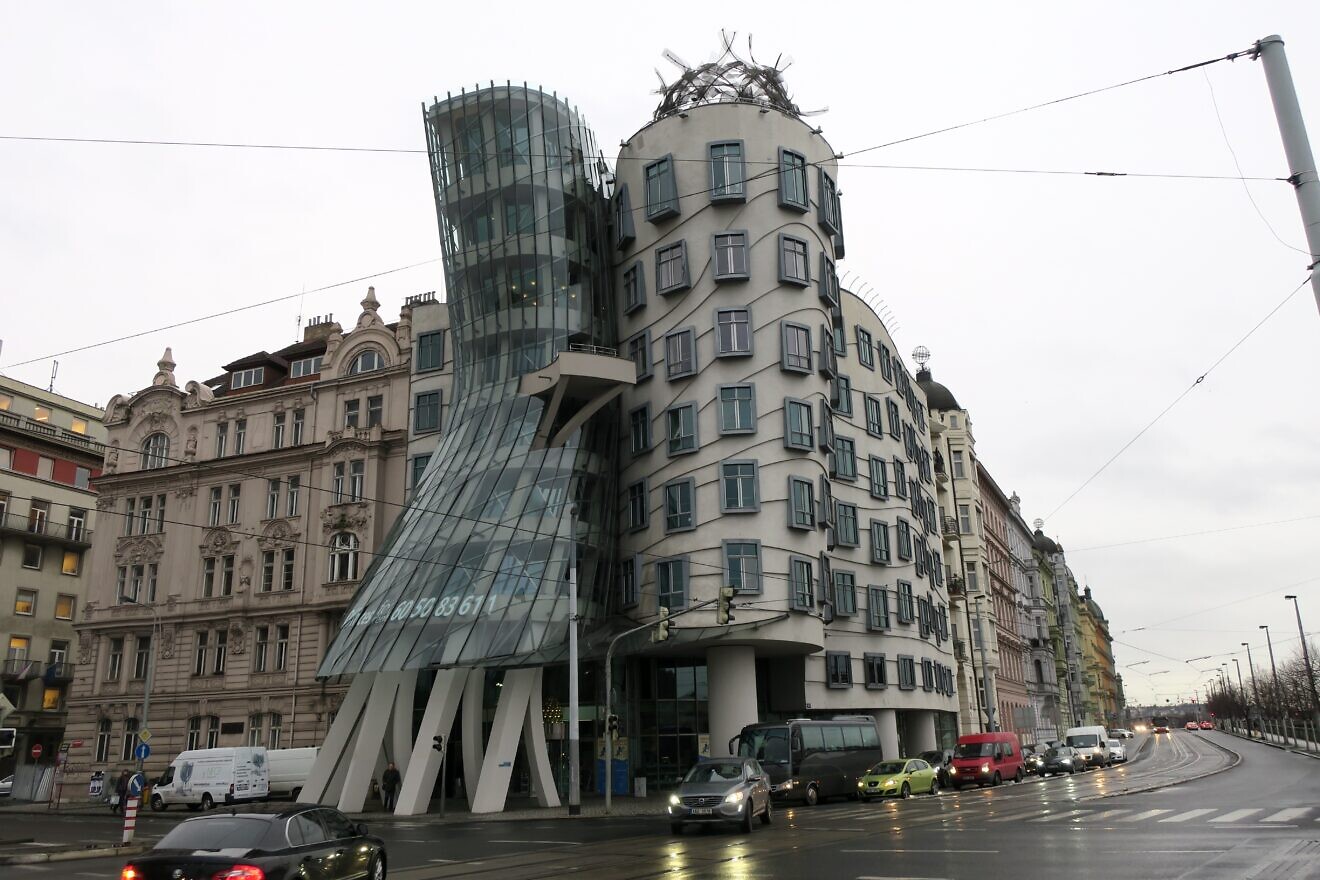 Frank Gehry, starchitect inspired by carp swimming in his grandmother’s ...