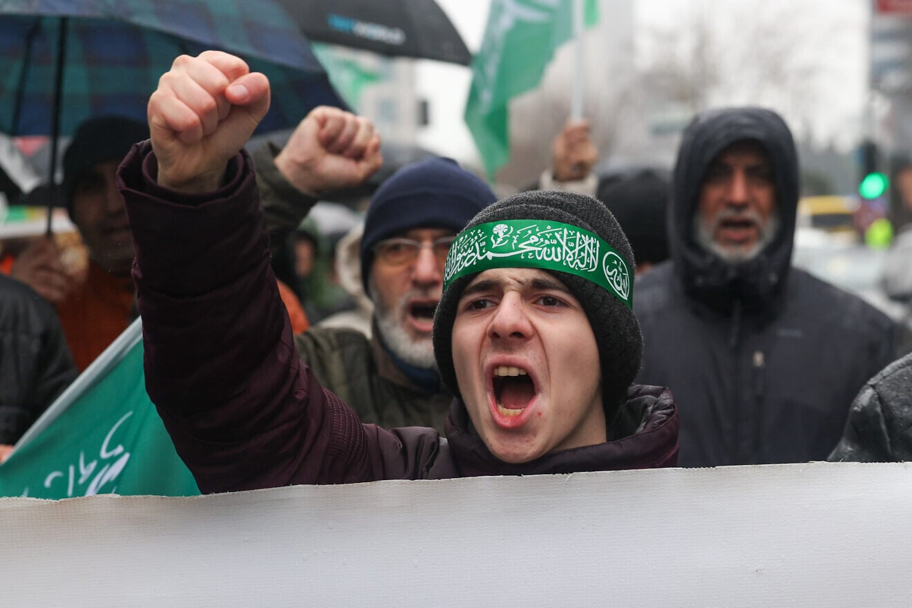 Mob harasses Jews heading to Istanbul Chanukah candle-lighting - JNS.org